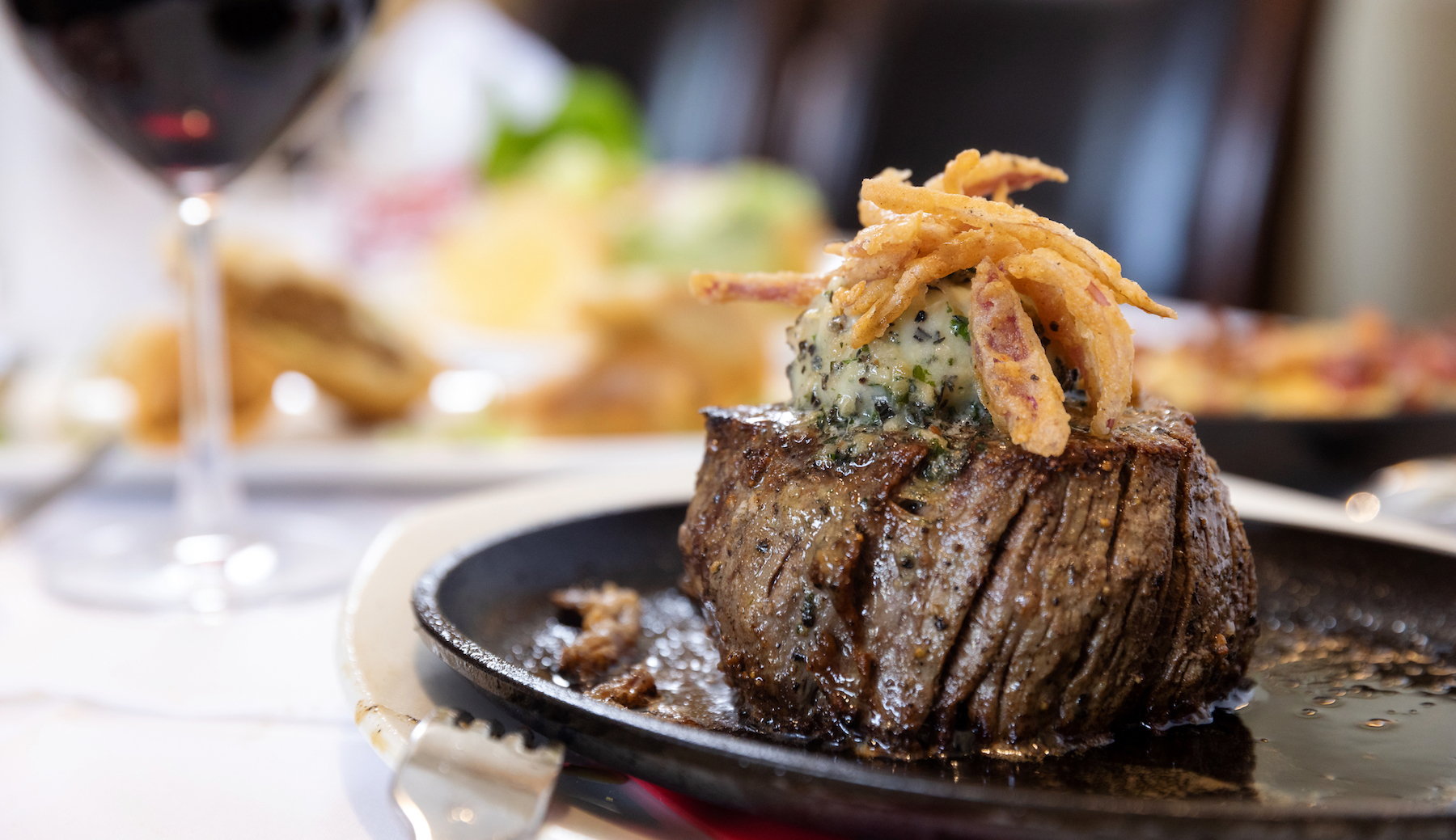 Restaurant review: Sizing up the steaks and Creole favorites at Stab’s ...