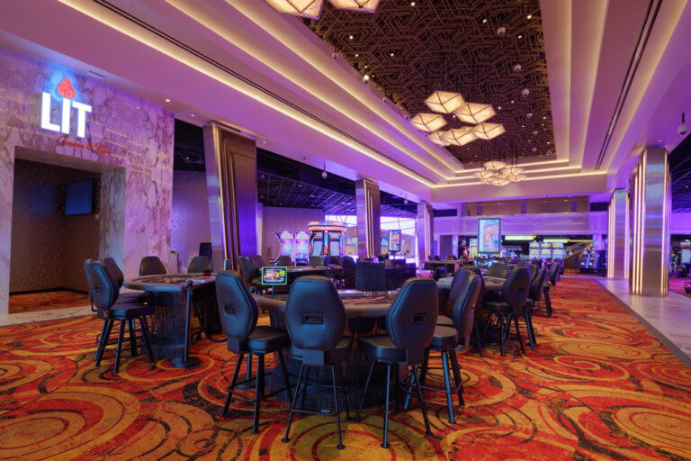 First Look at The Queen: Eat your way through Shaq’s Big Chicken, 3 ...